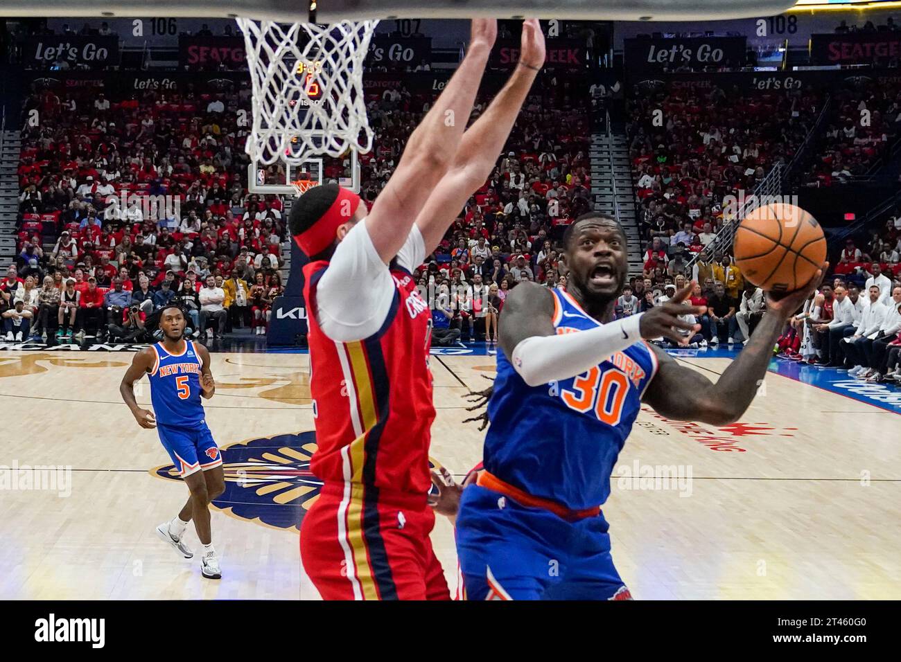New York Knicks forward Julius Randle (30) drives to the basket against ...