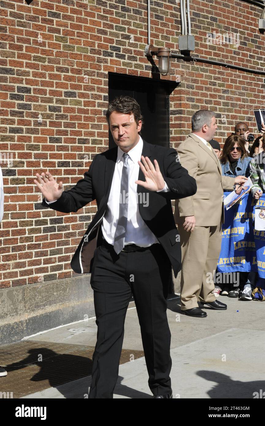 NEW YORK - APRIL 16: Actor Matthew Perry visits 'Late Show with David ...