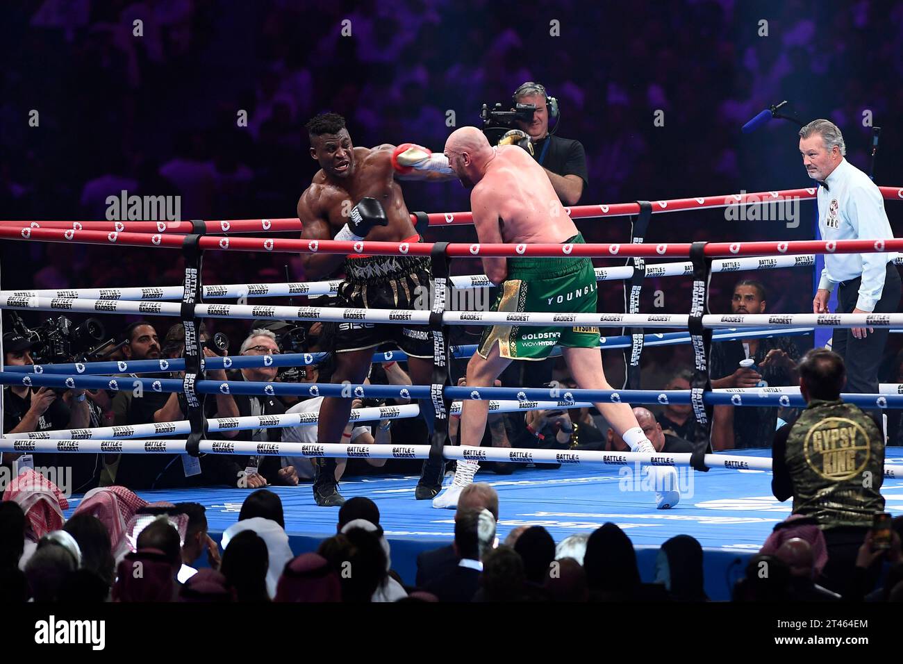 Tyson Fury, of England, the WBC and lineal heavyweight champion, center ...