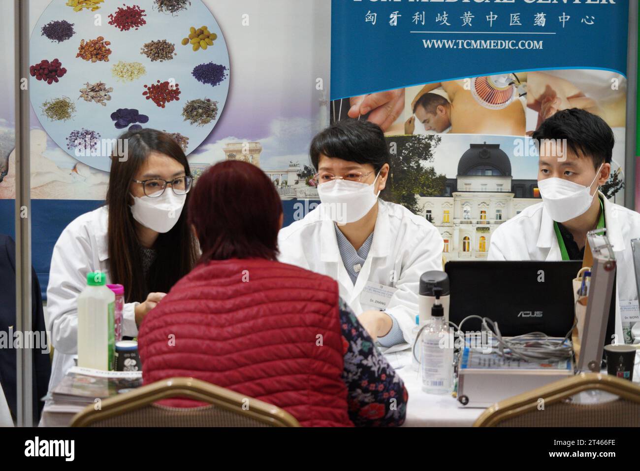 (231029) -- BUDAPEST, Oct. 29, 2023 (Xinhua) -- TCM professionals respond to inquiries of a ...