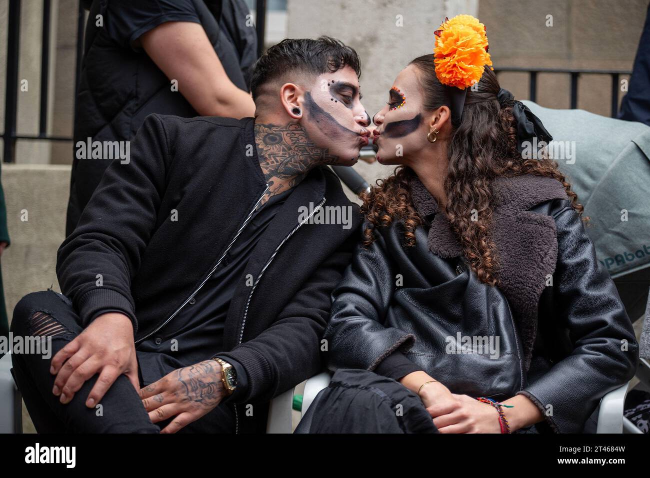 London, UK. 28th Oct, 2023. A couple pretend to kiss each other as ...