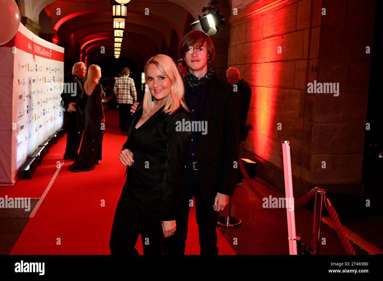 Anja Petzold mit Sohn Tim bei der 15. Hope Gala 2023 im Schauspielhaus ...