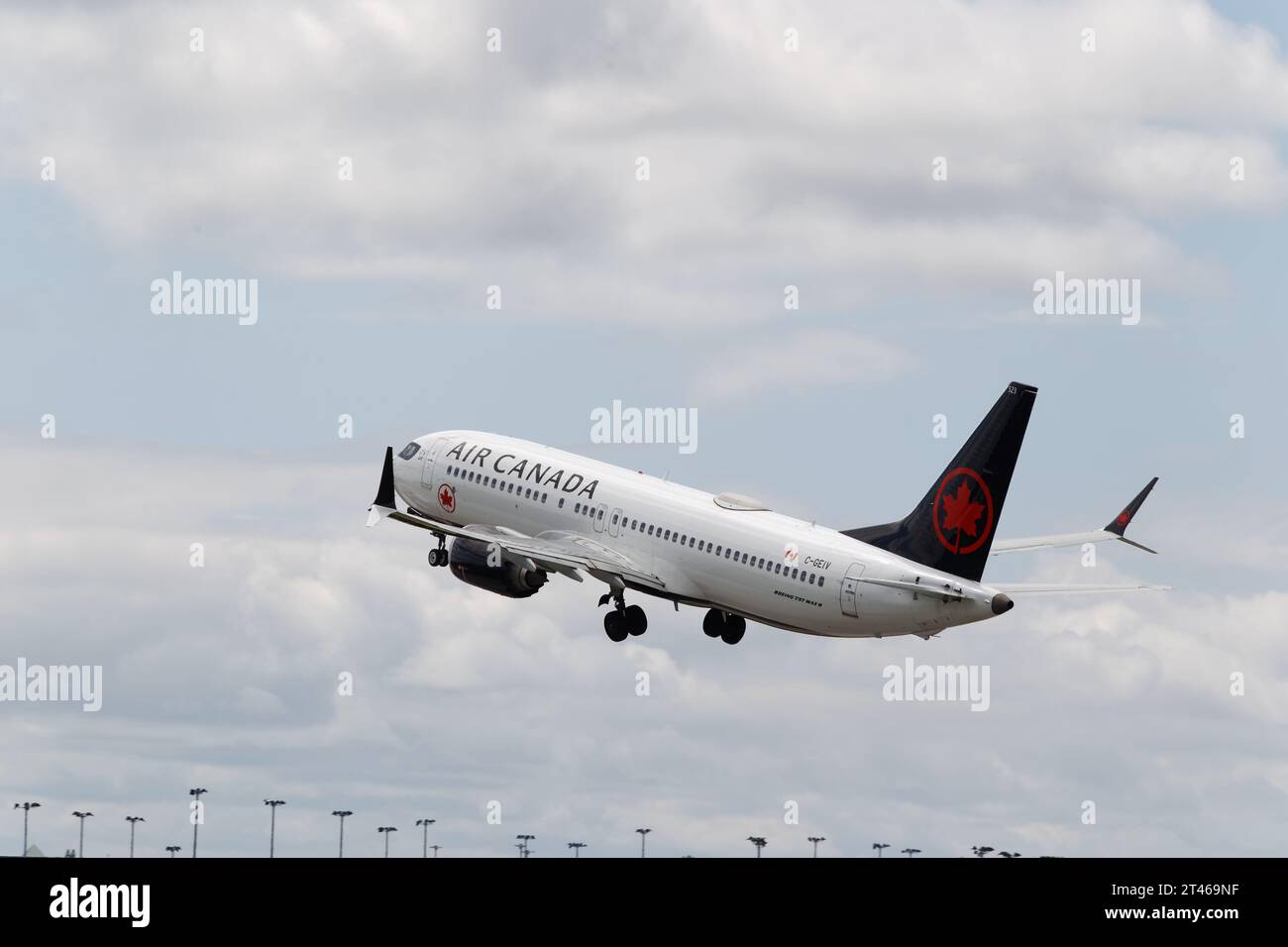 Air Canada plane taking off at the Montréal-Pierre Elliott Trudeau ...