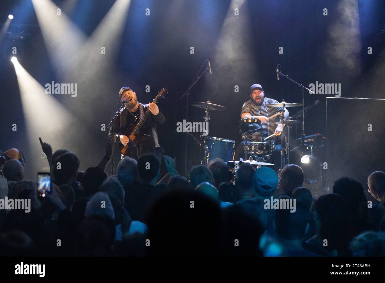 Ronan NOLAN Schlagzeug zusammen mit dem irischen Sänger RYAN SHERIDAN ...