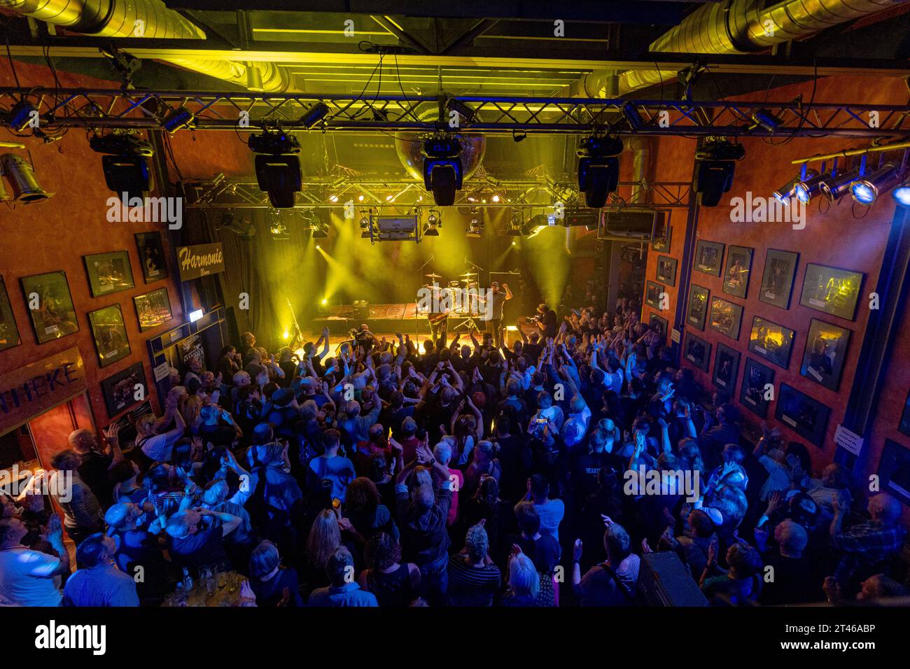 Der irische Sänger RYAN SHERIDAN beim Live Auftritt auf dem Crossroads ...