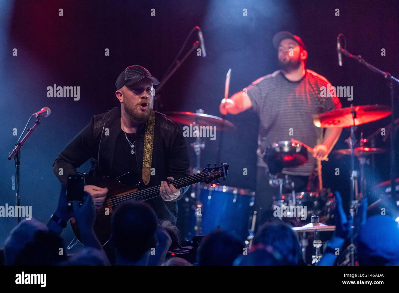 Ronan NOLAN Schlagzeug zusammen mit dem irischen Sänger RYAN SHERIDAN ...