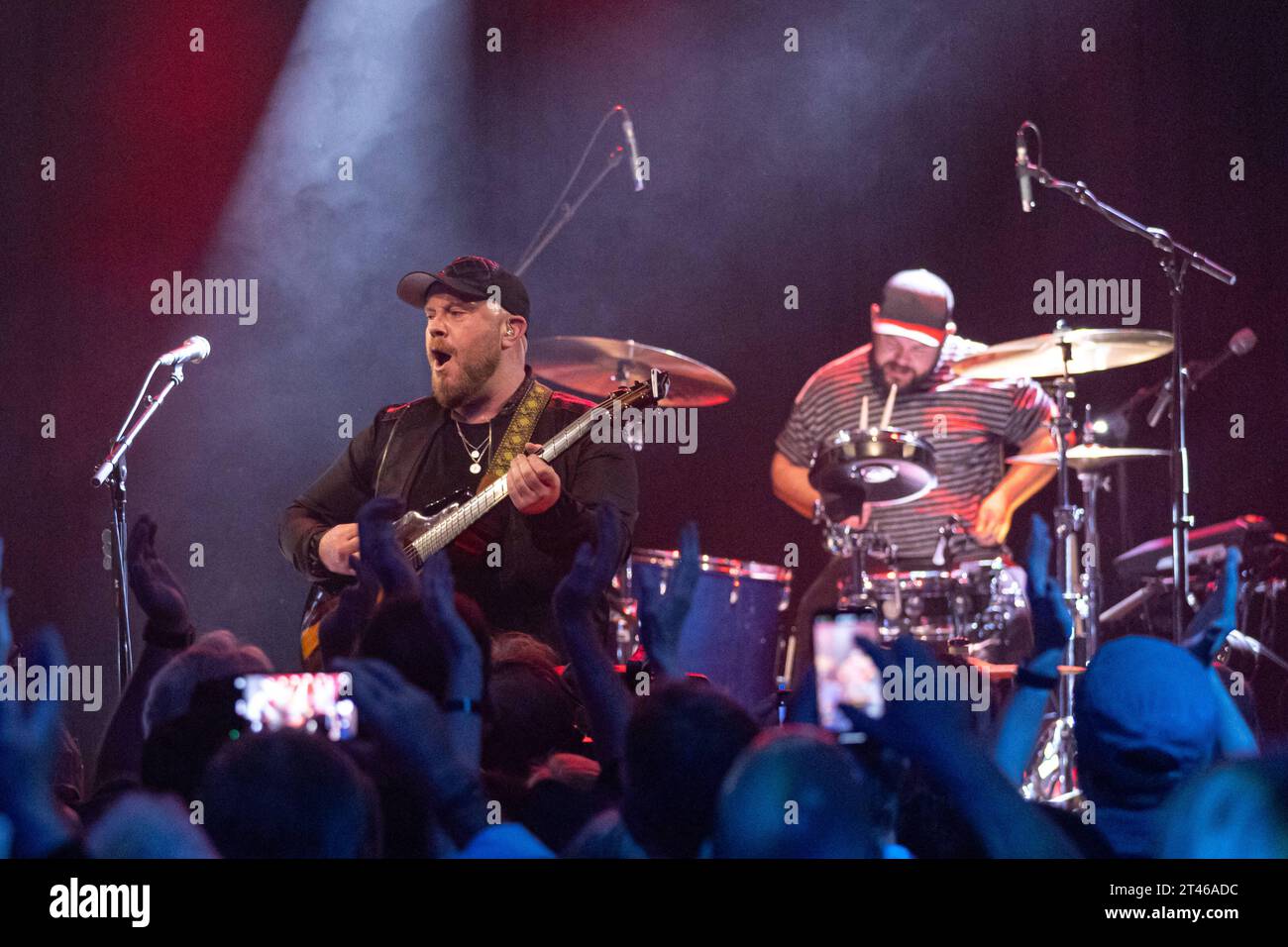 Ronan NOLAN Schlagzeug zusammen mit dem irischen Sänger RYAN SHERIDAN beim Live Auftritt auf dem ...