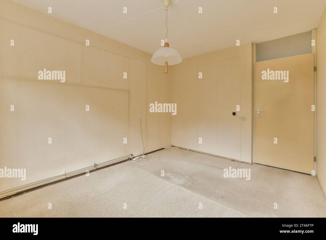 a very empty room with no furniture or objects on the floor and wall to ...