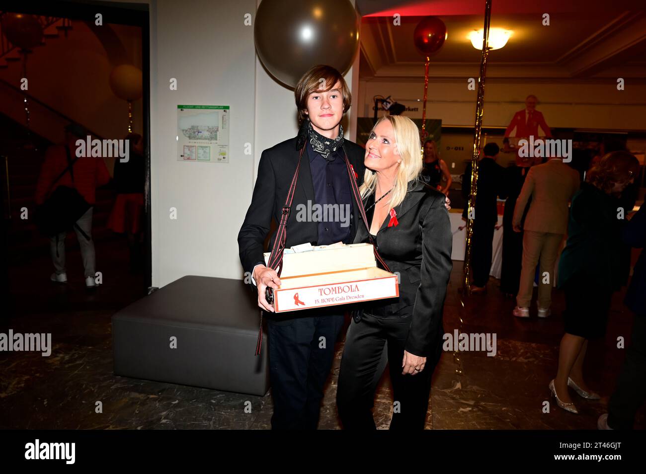 Anja Petzold mit Sohn Tim bei der 15. Hope Gala 2023 im Schauspielhaus ...