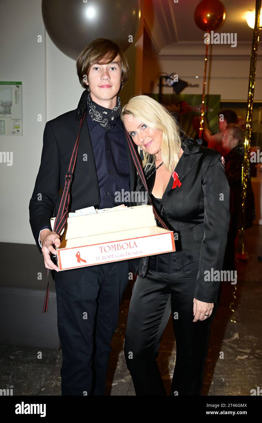 Anja Petzold mit Sohn Tim bei der 15. Hope Gala 2023 im Schauspielhaus ...