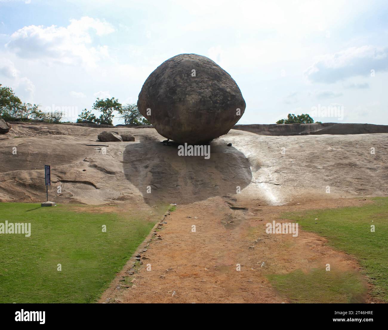 Krishna's butterball, the giant natural balancing rock in Mahabalipuram ...