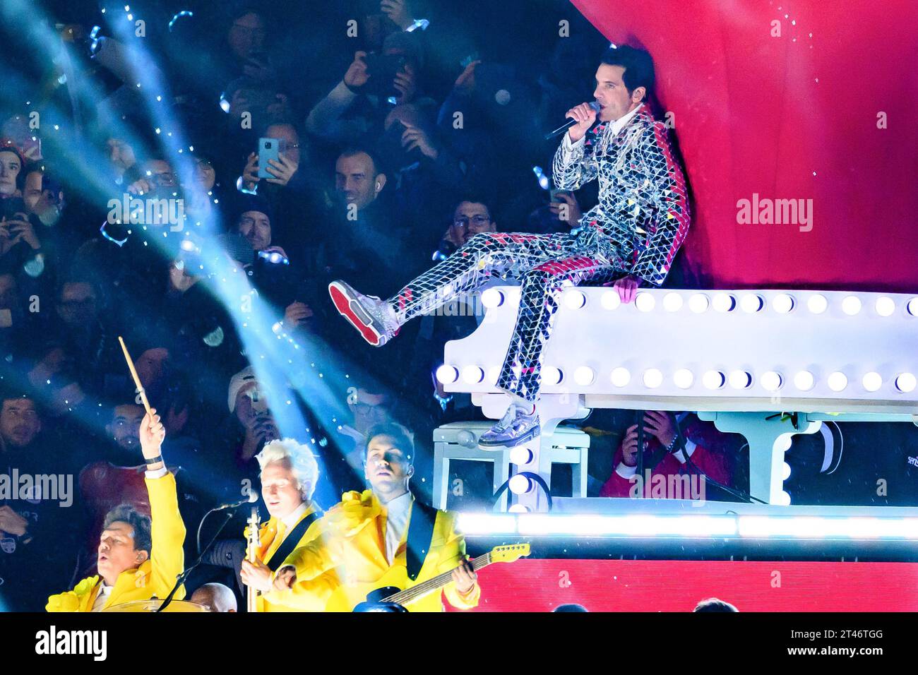 Paris, France. 28th Oct, 2023. Mika performs prior to kick-off ahead of ...