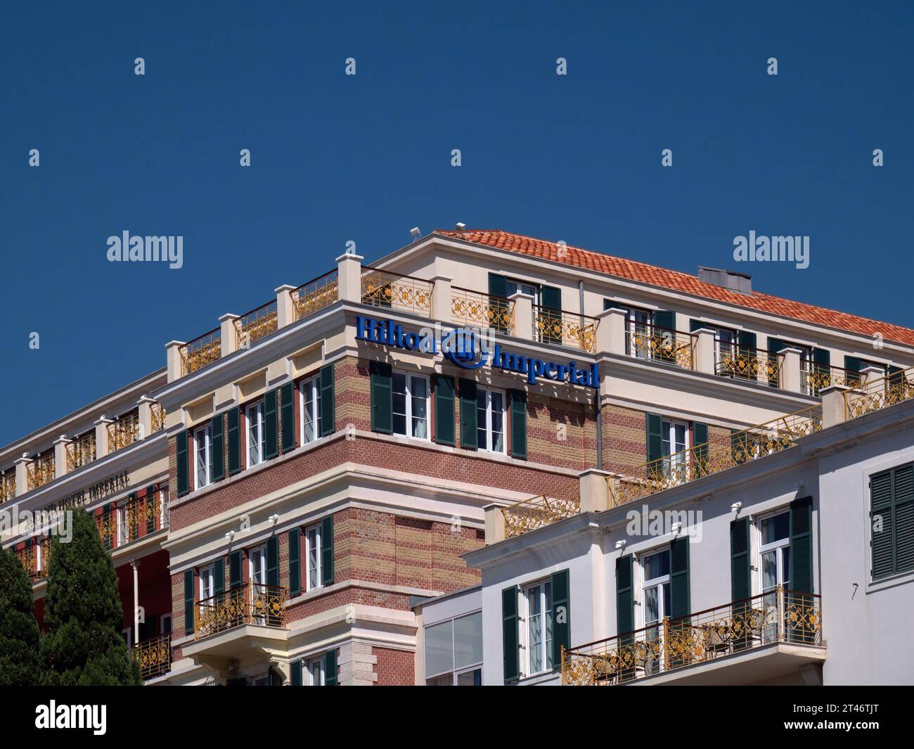 Hilton hotel sign outside hotel hi-res stock photography and images - Alamy