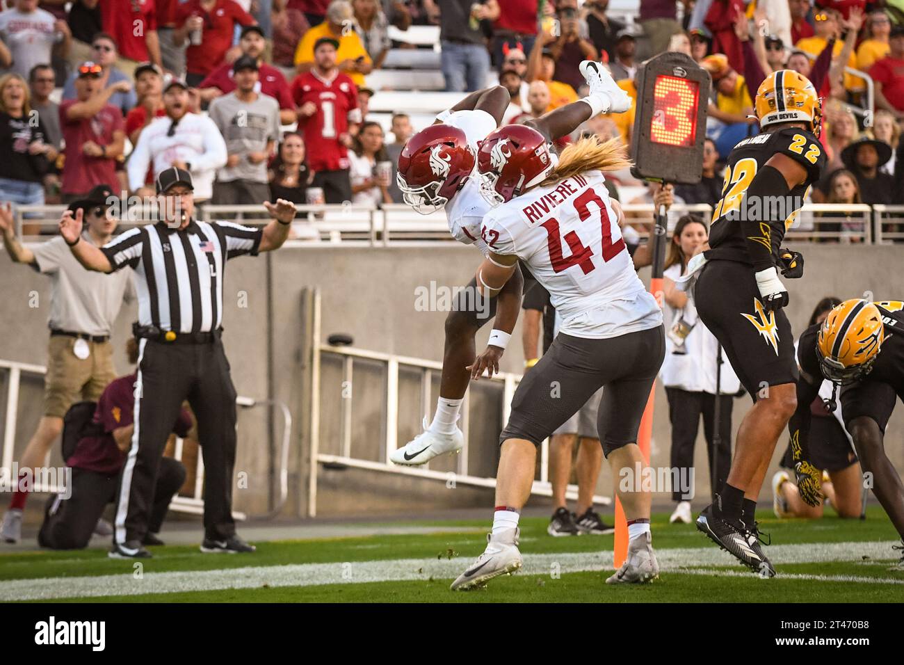Washington State Cougars quarterback Cameron Ward (1) runs for a ...