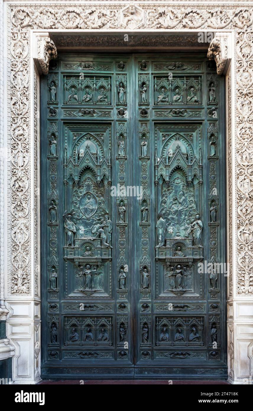 Central doors gothic renaissance duomo florence hi-res stock ...