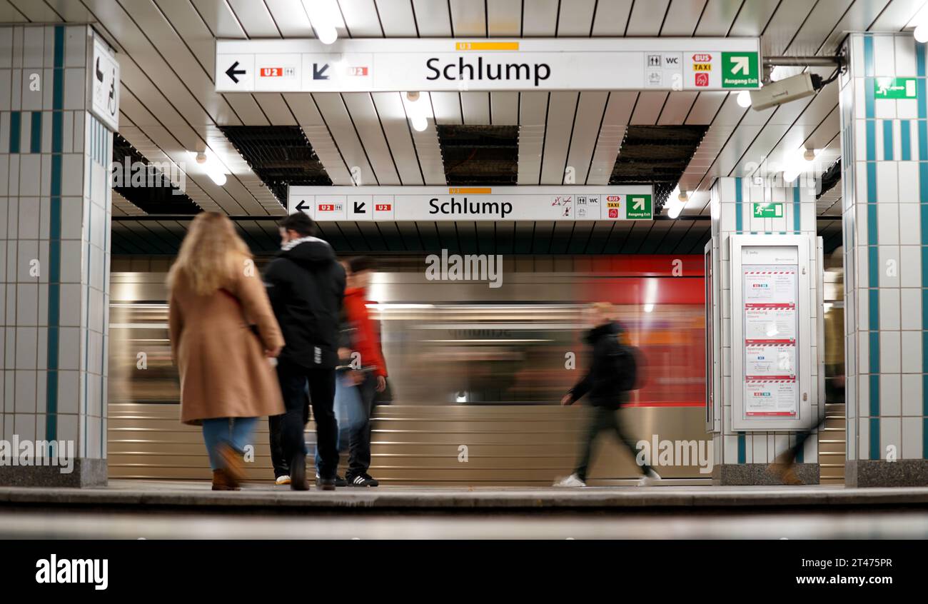 Hamburg, Germany. 27th Oct, 2023. Passengers walk across a platform at ...