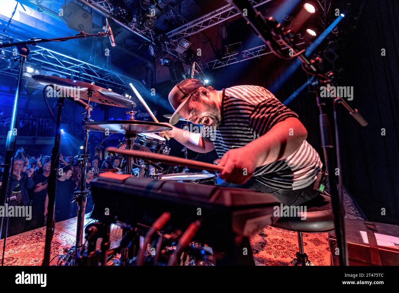 Ronan NOLAN Schlagzeug zusammen mit dem irischen Sänger RYAN SHERIDAN ...