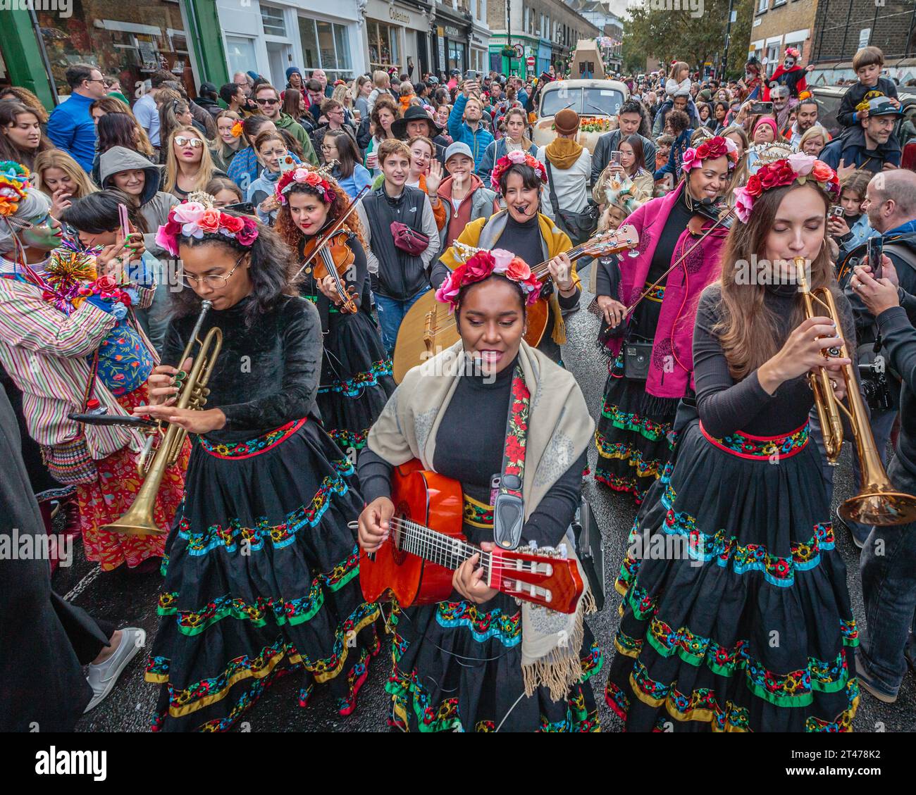 Mariachi band lead the way at the Day of the Dead (el Día de los ...