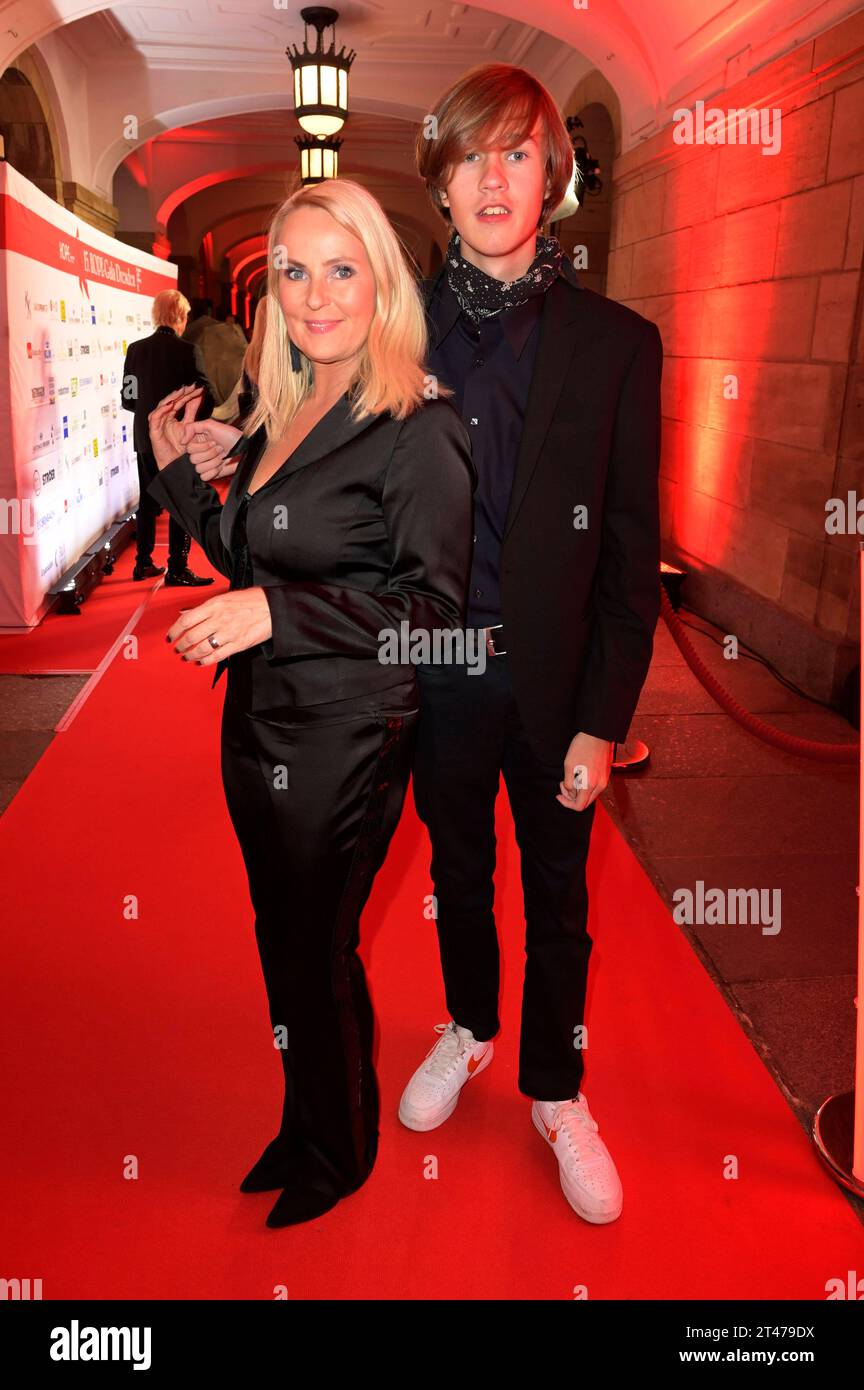 Anja Petzold mit Sohn Tim bei der 15. Hope Gala 2023 im Schauspielhaus ...