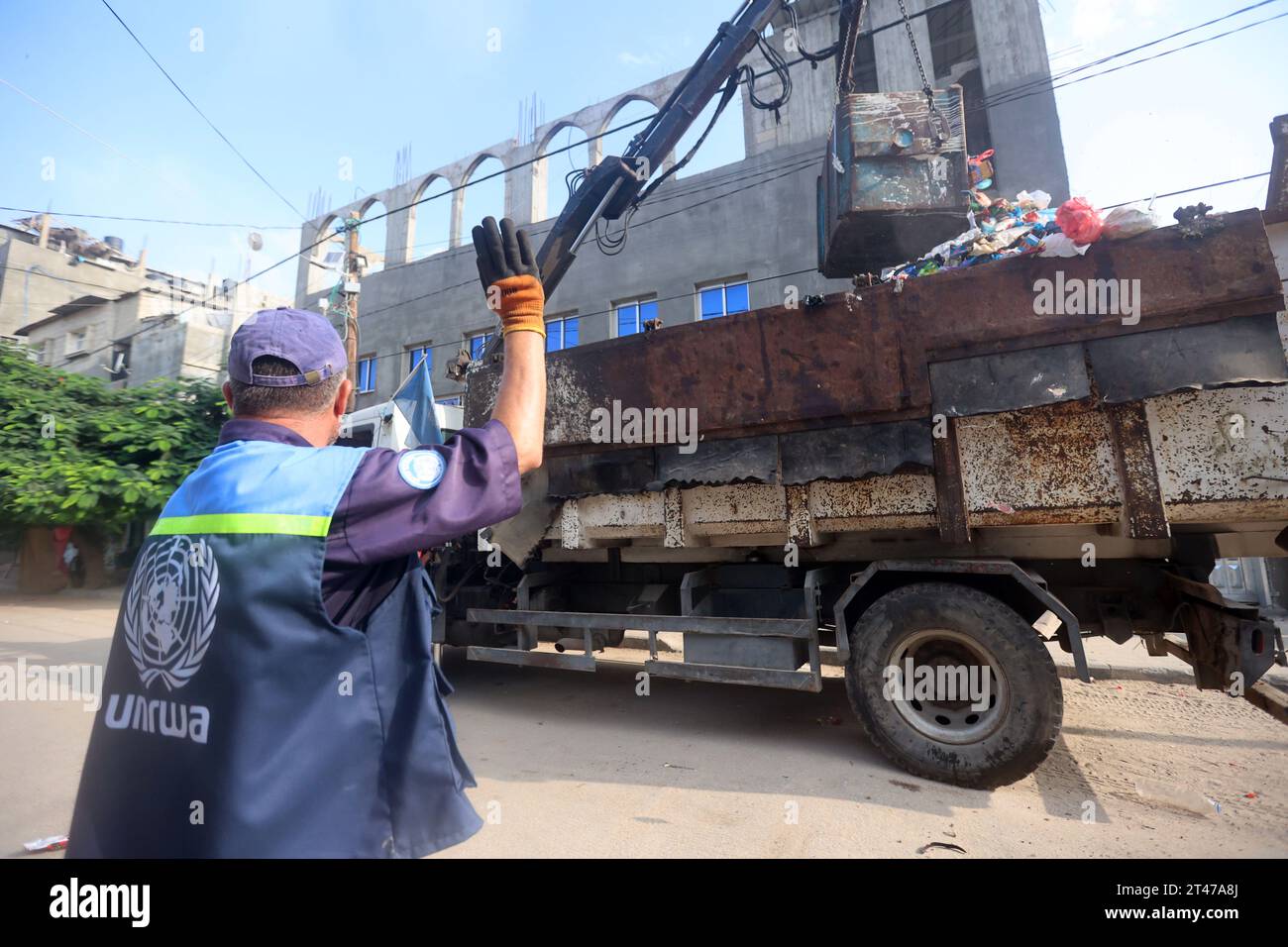 Gaza, Palestine. 28th Oct, 2023. United Nations workers clean trash ...
