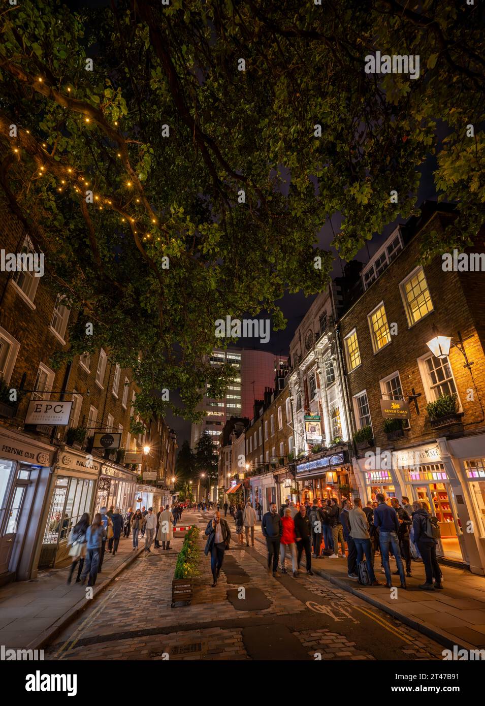 London pub walking street life hi-res stock photography and images - Alamy