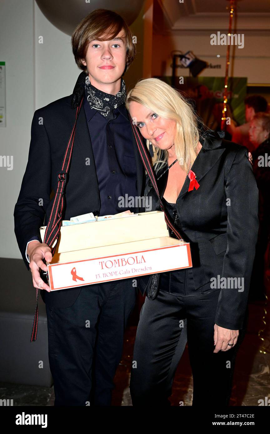 Anja Petzold mit Sohn Tim bei der 15. Hope Gala 2023 im Schauspielhaus ...