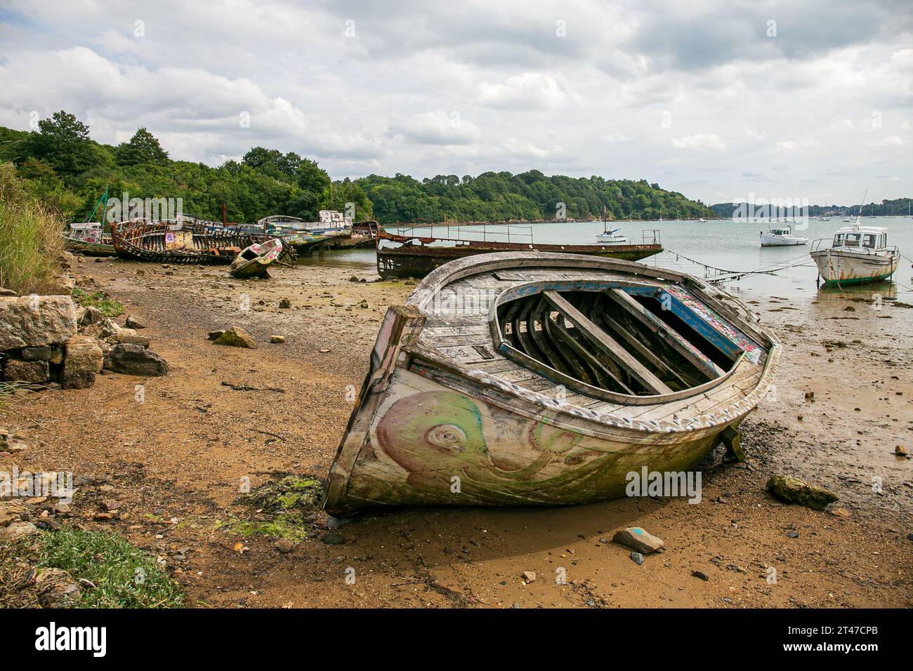 Boat wreck, Quelmer boat cemetery, Brittany, France Stock Photo - Alamy
