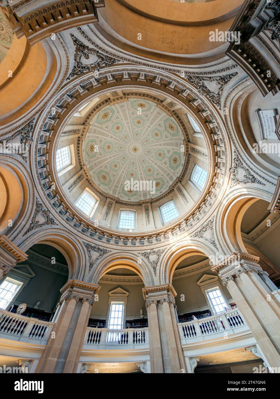 Oxford university library interior hi-res stock photography and images ...