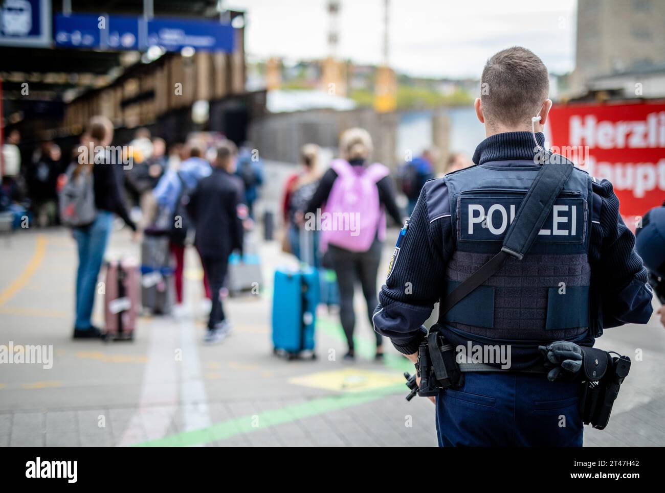 Stuttgart, Germany. 29th Oct, 2023. A police officer stands at the main train station. There was ...