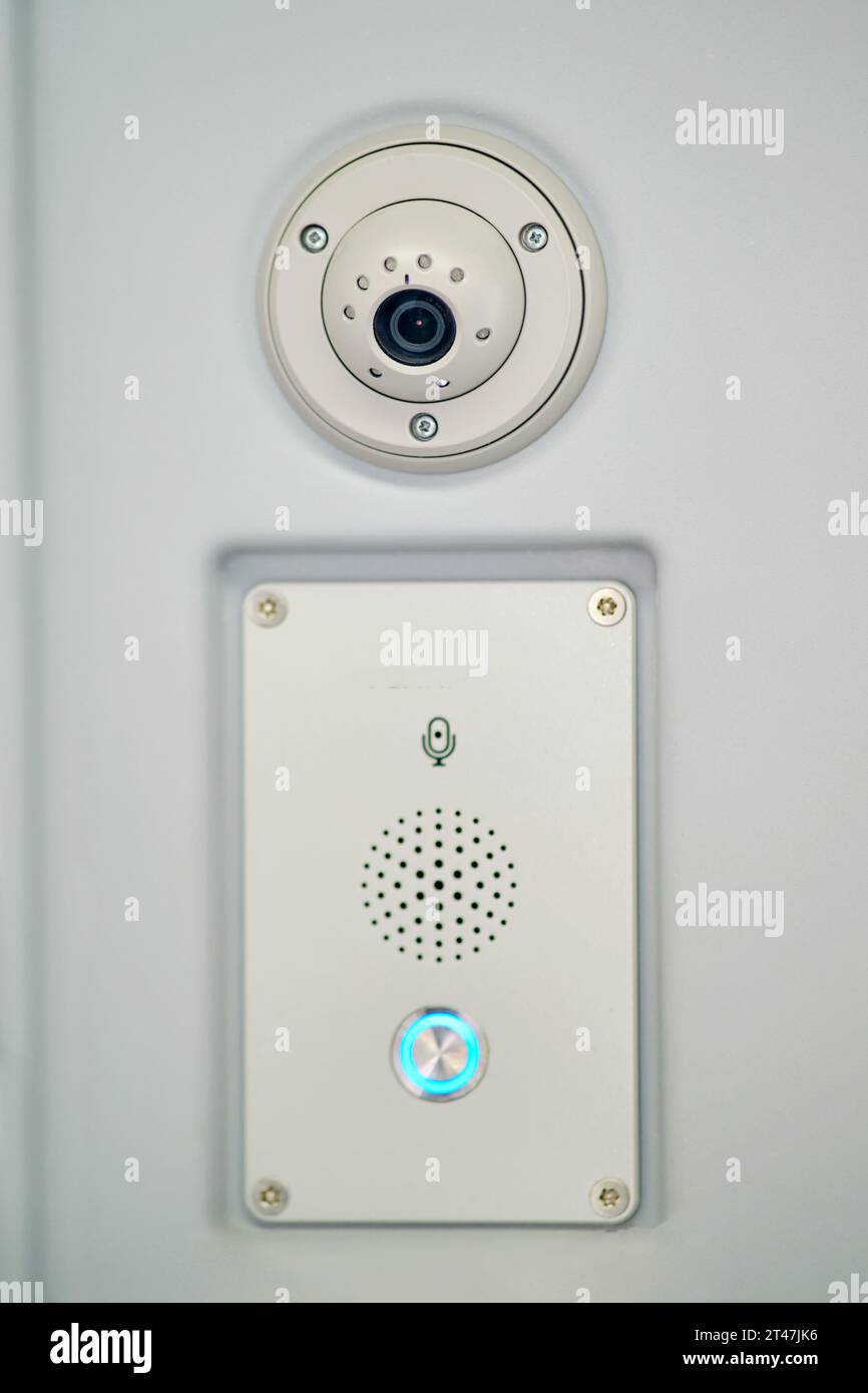 Doorbell cam hi-res stock photography and images - Alamy