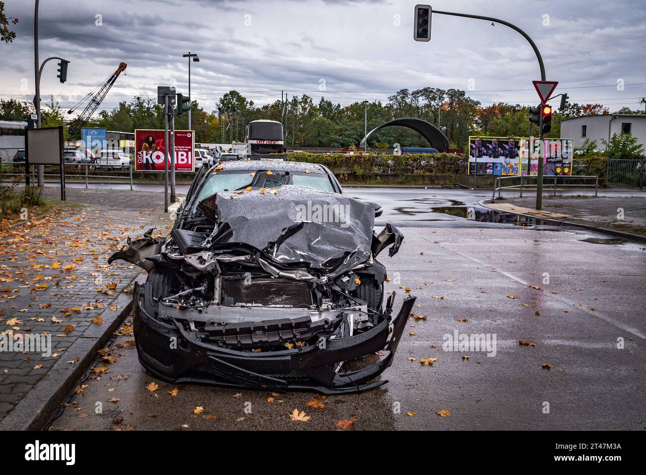 Berlin, Unfallwagen - 29.10.2023 Verkehr *** Berlin, accident car 29 10 ...