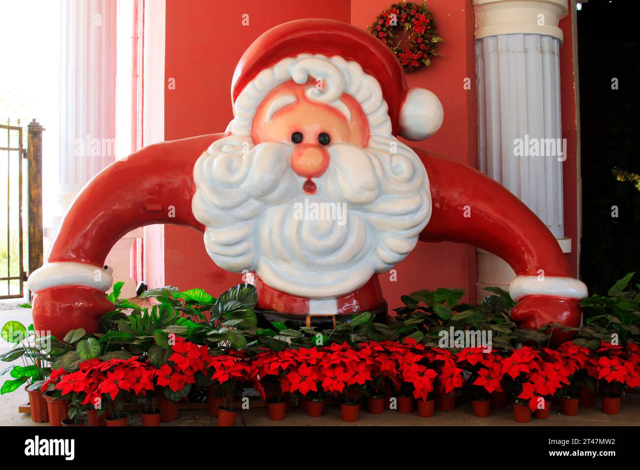 Santa claus sculpture hi-res stock photography and images - Alamy
