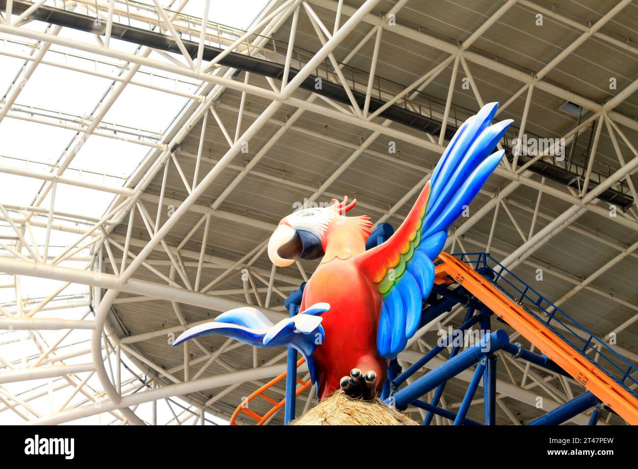Parrot sculpture hi-res stock photography and images - Alamy