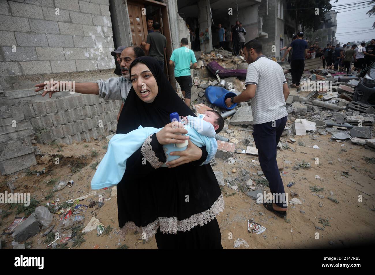 Rafah, Gaza. 28th Oct, 2023. A palestinian woman carries a baby in the ...