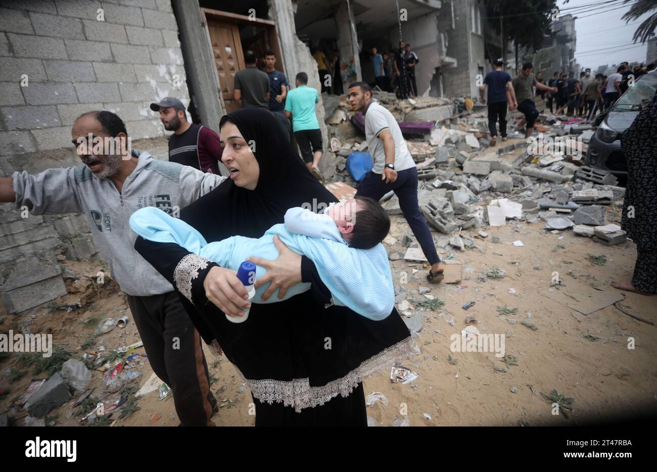 Rafah, Gaza. 28th Oct, 2023. A palestinian woman carries a baby in the ...