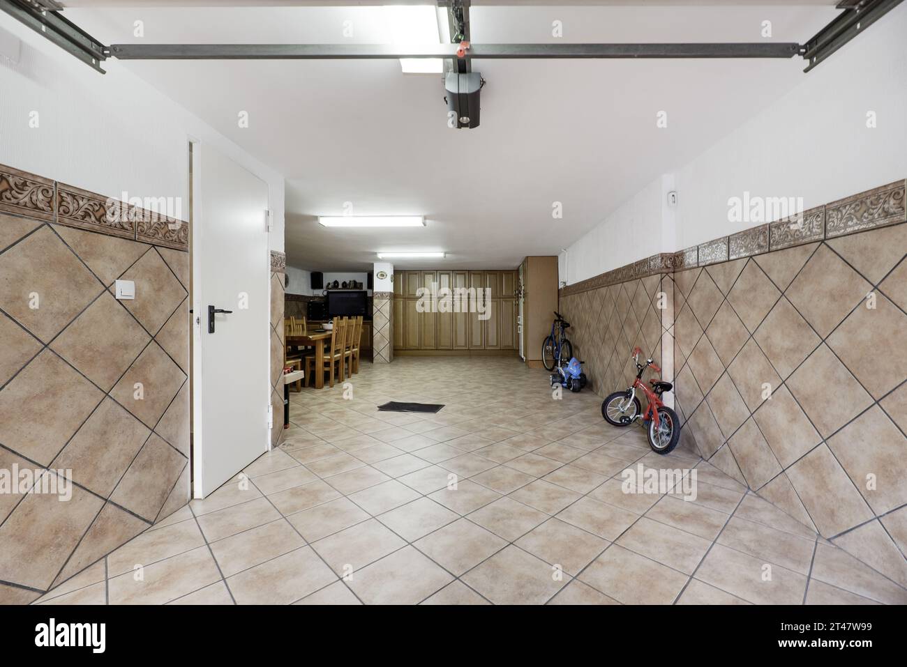 Home garage with car inside hi-res stock photography and images - Alamy