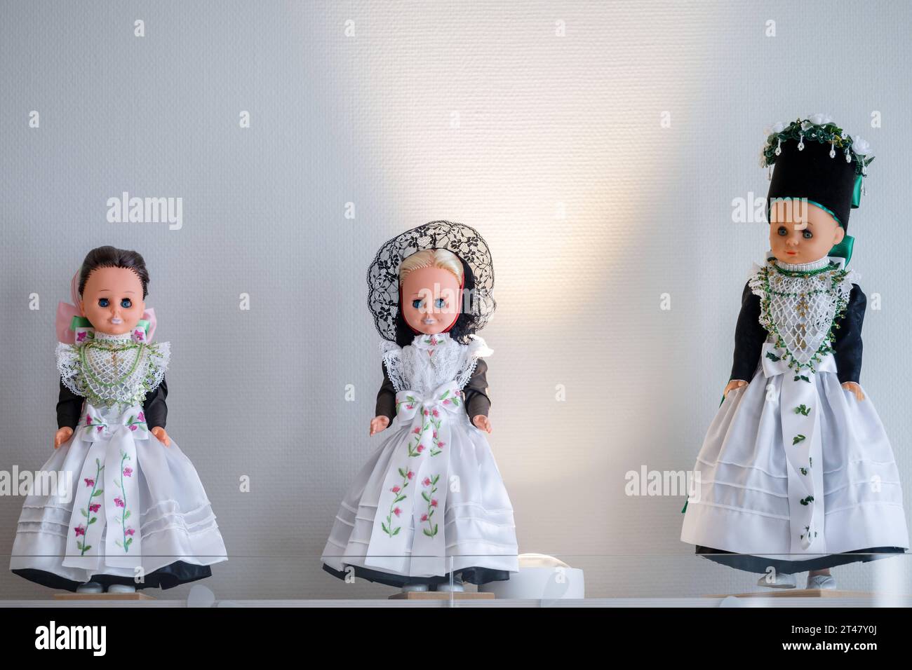 Deutschland, Sachsen, Bautzen: Puppen in sorbischer Tracht stehen im ...