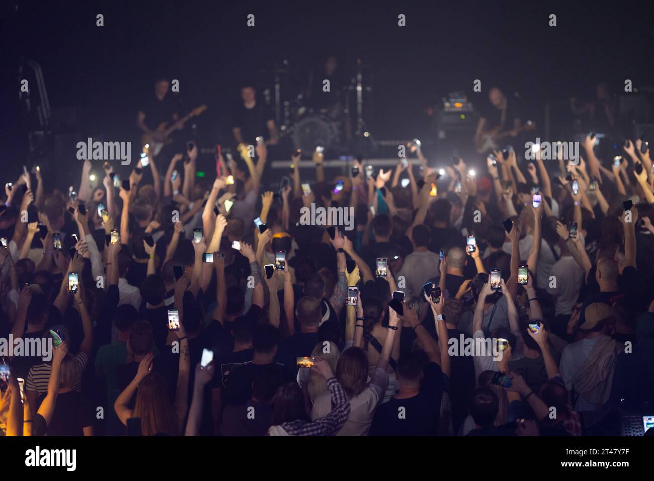 Crowd raised hands smartphone hi-res stock photography and images - Alamy