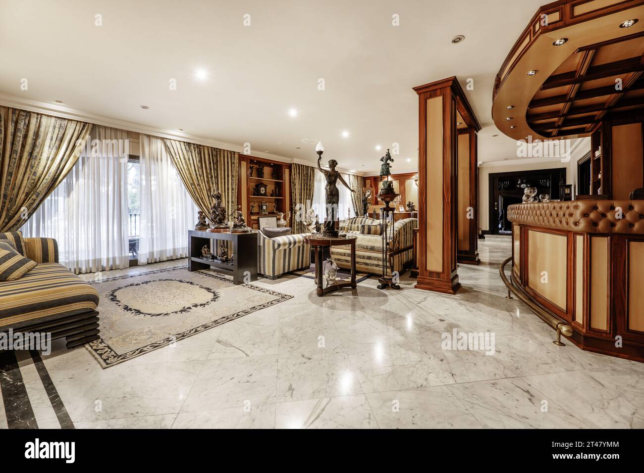 Large living room in a luxury house with many decorative figures Stock ...