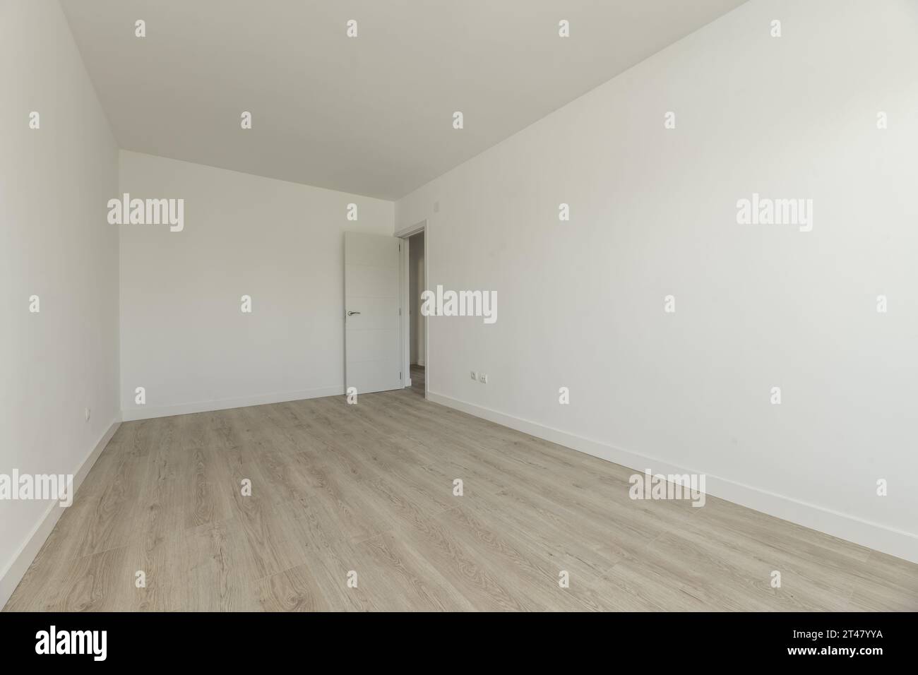Large empty room with plain white painted walls Stock Photo - Alamy