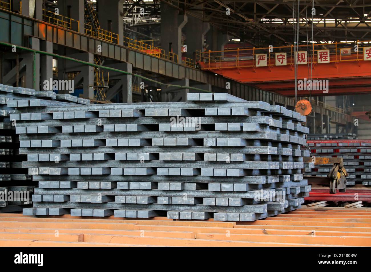 Lifting steel beams hi-res stock photography and images - Alamy