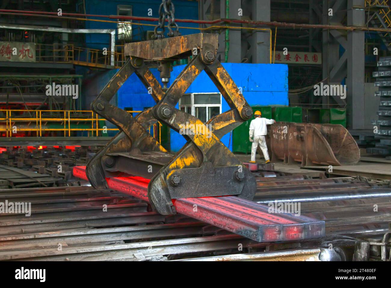 Forging a steel ingot hi-res stock photography and images - Alamy