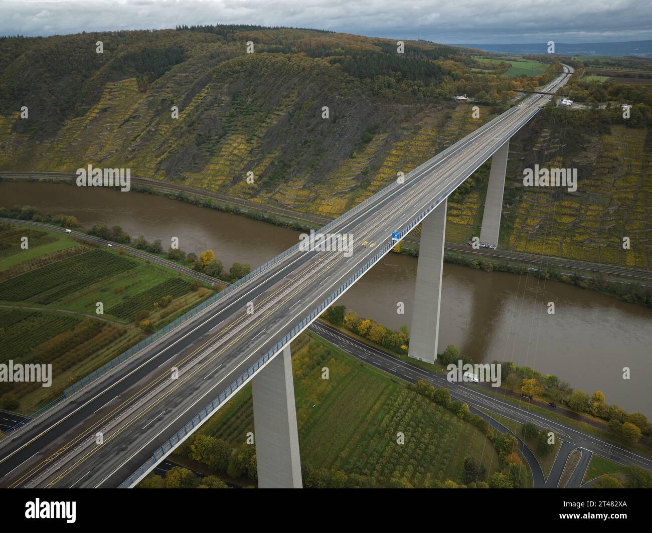 Winningen, Germany. 29th Oct, 2023. The Moselle Valley Bridge Winningen ...