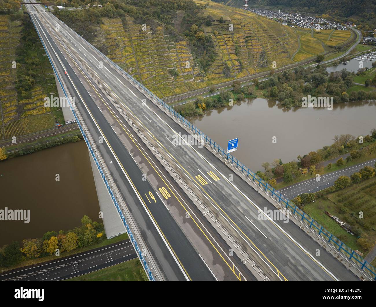 Winningen, Germany. 29th Oct, 2023. The Moselle Valley Bridge Winningen ...