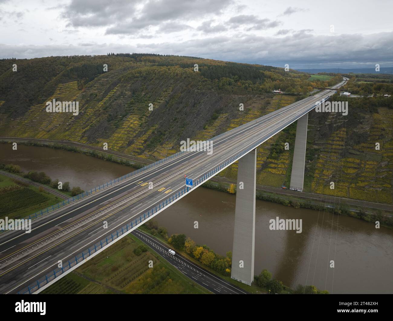Winningen, Germany. 29th Oct, 2023. The Moselle Valley Bridge Winningen ...