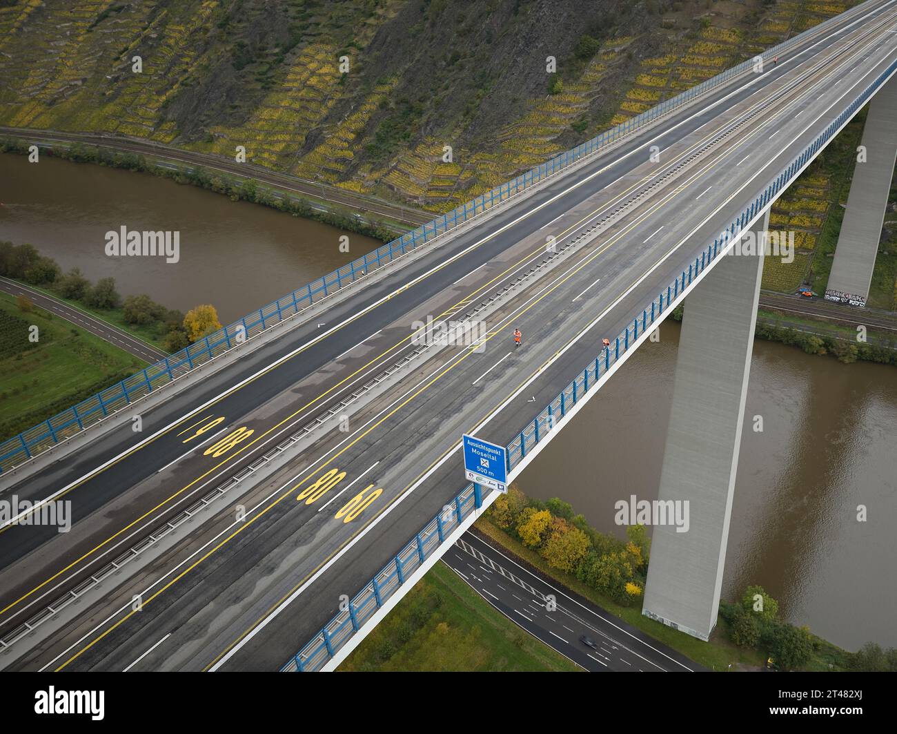 Winningen, Germany. 29th Oct, 2023. The Moselle Valley Bridge Winningen ...