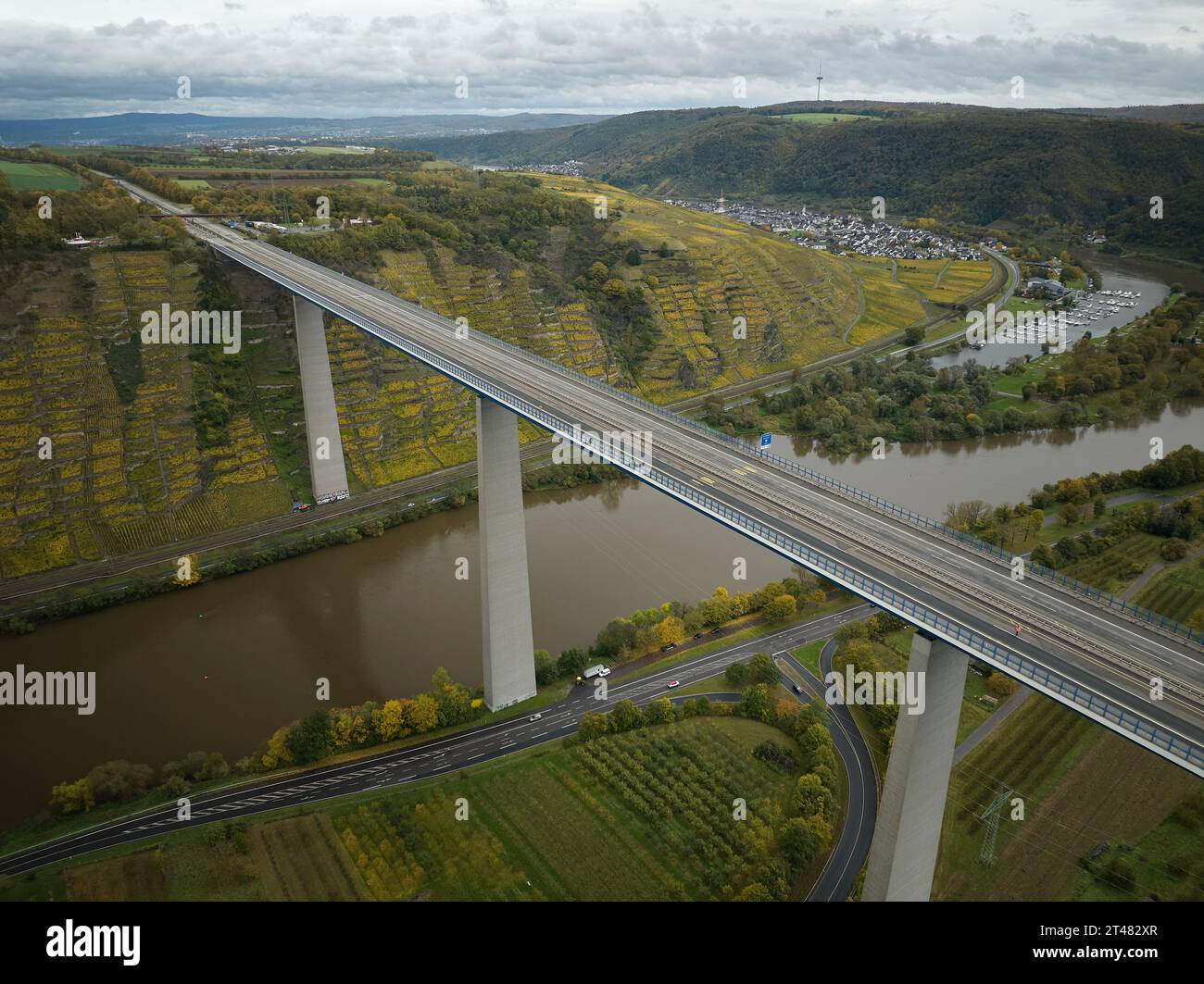 Winningen, Germany. 29th Oct, 2023. The Moselle Valley Bridge Winningen ...
