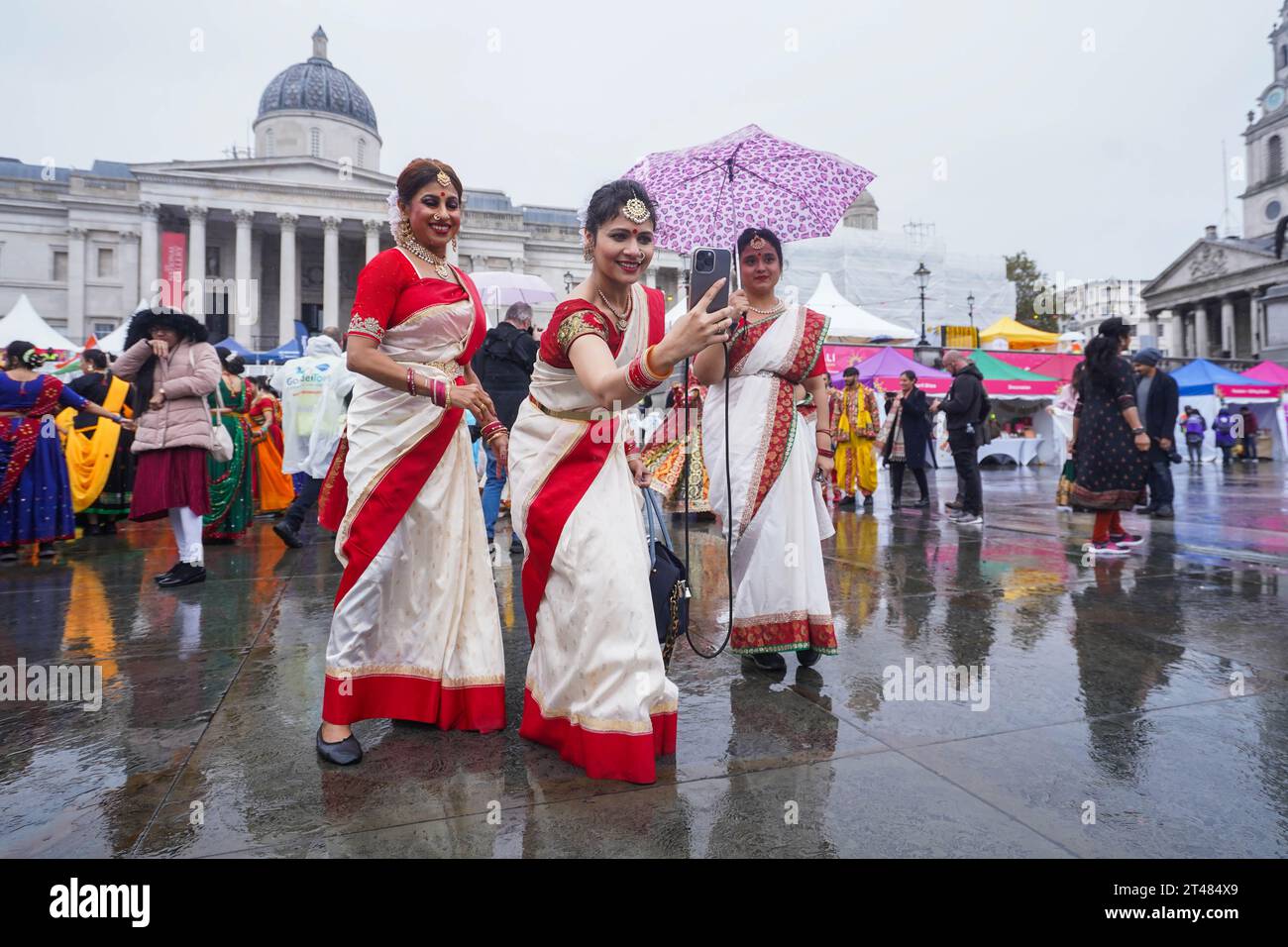 London, UK. 29 October 2023.. Costumed dancers take part in garba ...