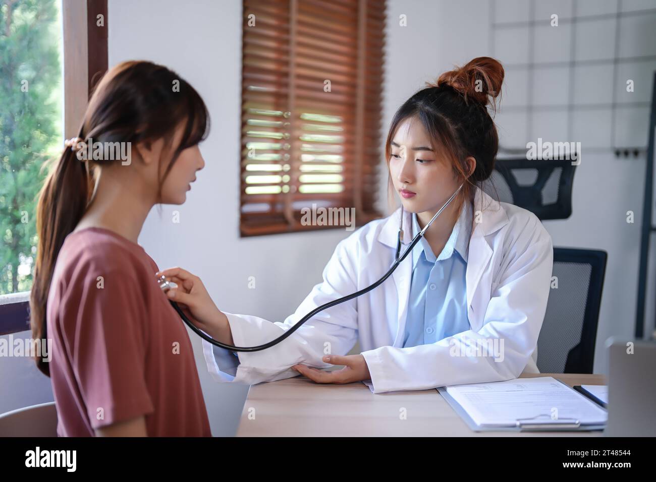 Asian psychologist women listening heartbeat of patient with ...