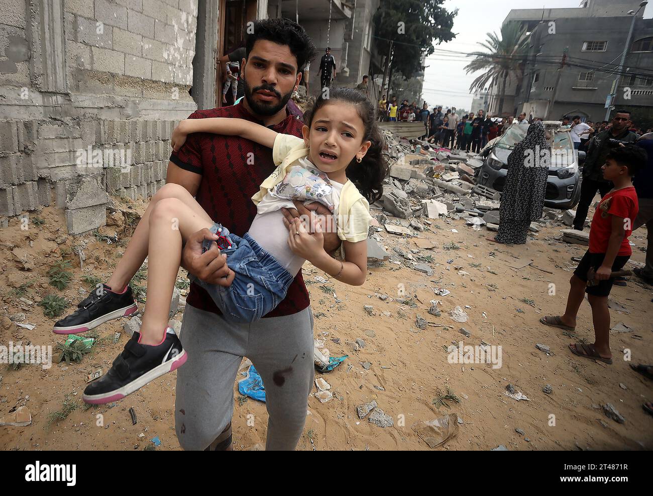 Gaza girl crying hi-res stock photography and images - Alamy